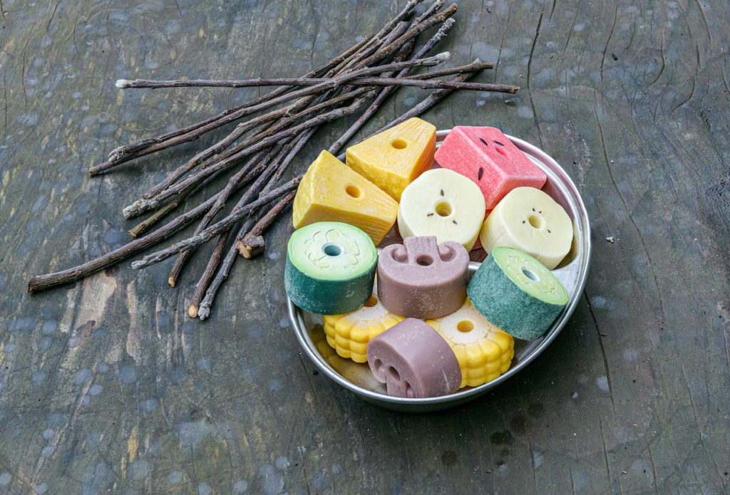 Sensory play stones - Threading Kebabs - The Little SENS Shop